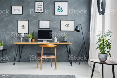 프리랜서 바탕 화면 컴퓨터 책상에 나무의 자 근처 테이블에 식물의 내부 실제 사진 가구에 대한 스톡 사진 및 기타 이미지