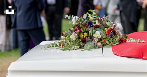 흰색 테이블에 흰색과 녹색 꽃 꽃다발 사진 Unsplash의 무료 결혼식 이미지