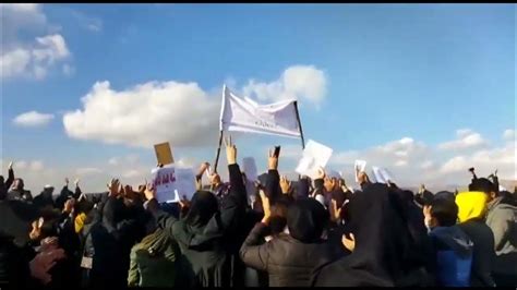 مراسم چهلم آرام حبیبی، جانباخته راه آزادی در آرامستان بهشت محمدی سنندج Youtube