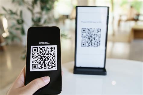 Qr 코드 결제 E 지갑 맨 스캐닝 태그 허용 머니스캐닝 없이 디지털 지불 생성 Qr 코드 온라인 쇼핑 무현금 결제 및 검증 기술 개념 프리미엄 사진
