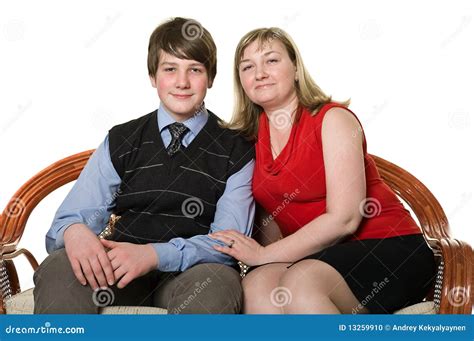 Madre Joven E Hijo Adolescente En El Sofá Foto De Archivo Imagen De