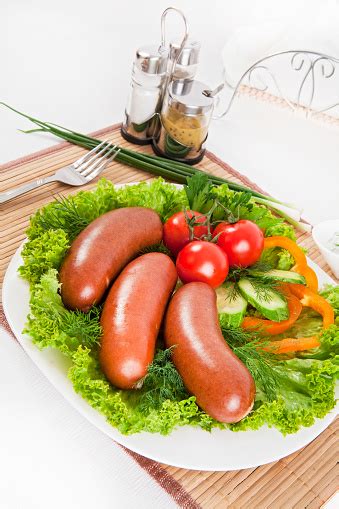 토마토 오이 채소와 소 하 세 삶은 지 검정 또는 흰색 빵 제공 완벽 한 추가 이다 매운 소스와 겨자 저녁 식사를 위해이 요리 제공 강도와 쾌활 합니다 갈색에 대한 스톡