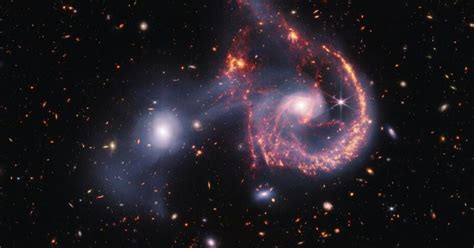 «Джеймс Уэбб рассмотрел пару столкнувшихся галактик Через сотни миллионов лет они сольются воедино