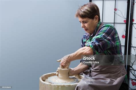 캐주얼 옷에 앞치마 워크숍에서 도자기 휠에 세라믹 냄비를 만드는 수석 여자 연금에 취미 공예에 대한 스톡 사진 및 기타 이미지 공예 기술 나이 Istock