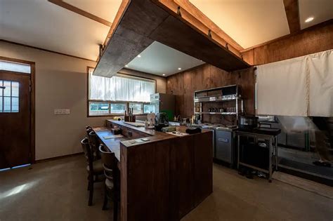 패턴 벽지로 레트로한 분위기가 물씬 풍기는 30평 횟집인테리어 구례