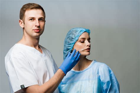 매력적인 소녀를위한 입술 확대 주사 성형 외과 의사는 의료 클리닉에서 입술에 주사를 않습니다 화장품 젊어지게 하는 얼굴