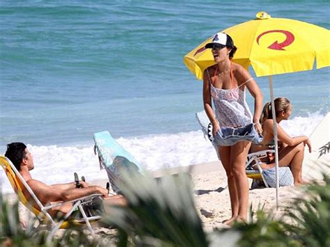 Juliana Paes Aproveita Dia De Sol Na Praia Com O Marido Eles São Notícia