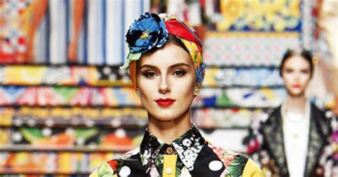 꽃가라 비키니 입고 하얀 난닝구 맥주를