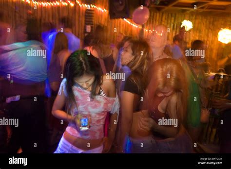 Phonmng Girls Dancing In A Bar Ko Phi Phi Don Ko Phi Phi Island