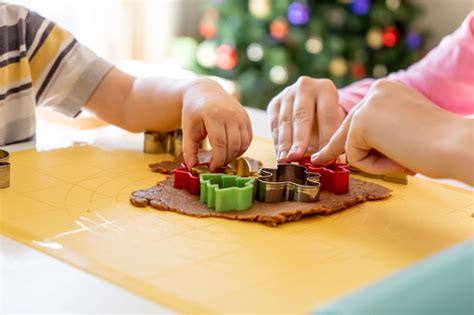 선택적 초점 다양한 크리스마스 쿠키 커터와 진저 브레드 쿠키를 만드는 아이들 진저 브레드 반죽 가족 크리스마스 순간 가족에 대한 스톡 사진 및 기타 이미지 Istock