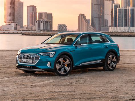 Сравнение Audi E Tron и Audi Q6 Sportback E Tron по характеристикам стоимости покупки и