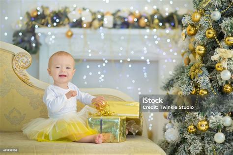 귀여운 아기 소녀 12 년 된 앉아 화이트 이상의 방에 핑크 풍선 바닥에 격리 생일 파티입니다 축 하입니다 생일 아기 소녀 그룹 공 룸을 재생 합니다 공 스포츠 장비에 대한