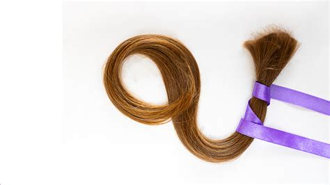 긴 금발 머리는 흰색 바탕에 암에 대 한 싸움의 상징으로 라벤더 리본으로 평면도 환자를 위한가 발을 만들기 위한 천연 소재 수평 복사 공간 고립 된 개념 머리 모양에 대한