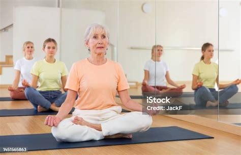요가 수업에서 명상을 연습하는 연꽃 자세에 앉아 있는 다양한 연령대의 사람들 14 15 살에 대한 스톡 사진 및 기타 이미지 14 15 살 35 39세 40 44세