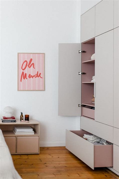 Спальня с кроватью книжной полкой и картиной на стене над ней