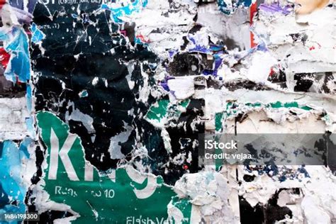 오래된 그런지 찢어진 콜라주 포스터는 구겨진 종이 플래카드 질감 배경을 구겨 넣었습니다 찢어진 색이 바랜 종이 배경 표면 플래카드 벽에 대한 스톡 사진 및 기타 이미지