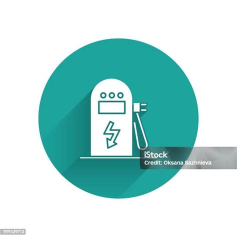 긴 그림자로 격리 된 흰색 전기 자동차 충전 스테이션 아이콘 에코 전기 연료 펌프 기호입니다 녹색 원 버튼입니다 벡터