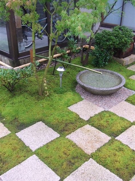 新潟市秋葉区 水鉢と苔と市松のコラボ。日本庭園・和風庭園の庭の設計施工。創作庭園専門 渡部造園 日本庭園 庭 和風庭園