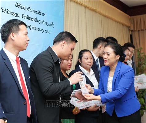 Hội Khuyến học Việt Nam trao học bổng cho học sinh sinh viên Lào Ảnh thời sự trong nước Văn