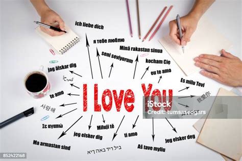 내가 당신을 사랑 하는 개념 다른 언어로 텍스트와 차트 통신 및 사랑 배경입니다 흰색 사무실 테이블에 회의 14에 대한 스톡 사진 및 기타 이미지 Istock