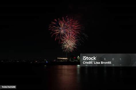 불꽃놀이는 7월 4일 휴가를 축하하기 위해 롱비치의 알라미토스 베이에서 촬영됩니다 Pyrotechnic Effects에 대한 스톡 사진 및 기타 이미지 Istock