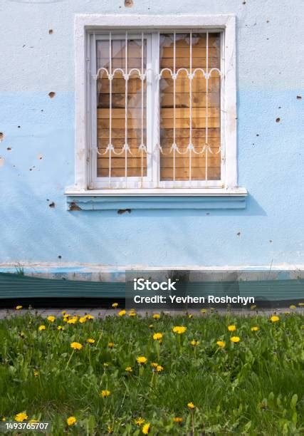 건물에 있는 깨진 유리창의 외부 모습입니다 거리 범죄 기물 파손 범죄 활동 강도 반사회적 폭력 행위의 개념 깨진 유리창에 큰 유리 파편이 있습니다 0명에 대한 스톡 사진 및