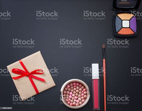 검은 색 배경에 화장품과 메이크업 제품의 프레임 공간을 복사하고 모의를 바하십시오 여름 패션 0명에 대한 스톡 사진 및 기타