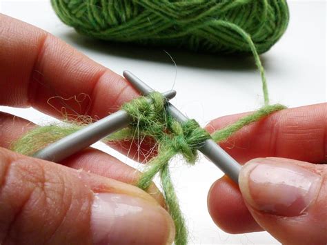 Tutorial Disappearing loop cast on Icelandic Knitter Hélène Magnússon