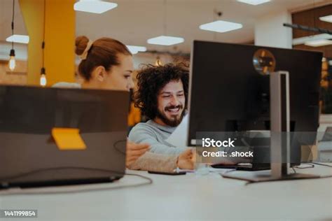 현대 스타트업 사무실에서 프로젝트를 작업하는 두 명의 동료 아프로 헤어 스타일과 사무실에서 일하는 여성 금발 직원 남자 심각한에 대한 스톡 사진 및 기타 이미지 Istock