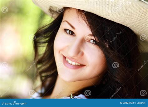 Девушка в соломенной шляпе стоковое изображение изображение насчитывающей бобра 32324733