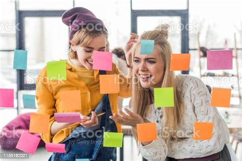 아름 다운 캐주얼 비즈니스 여자 사무실에서 유리 창에 화려한 스티커 메모 근처 웃 고 3 명에 대한 스톡 사진 및 기타 이미지 3 명 Unspecified 남자