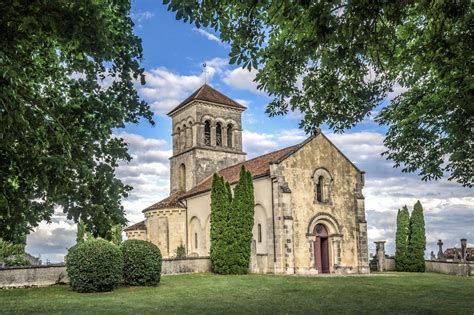 건물 외장 건축 고대의 고딕 양식의 건축물 고요한 교회 구름 나무 녹지 농촌의 누벨 아키텐 돌 랜드마크 러스틱 로마 카톨릭 마을 몽타그리에