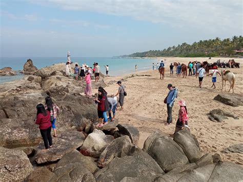 ကျောက်မောင်နှမကမ်းခြေတွင် ရုံးပိတ်ရက်အတွင်း အပန်းဖြေကြသူများဖြင့် စည်ကား Information And