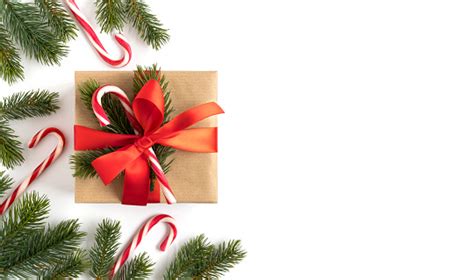 빨간 활 가문비나무 가지 텍스트를 위한 공간이 있는 달콤한 지팡이가 있는 선물 상자 0명에 대한 스톡 사진 및 기타 이미지 0명 12월 가문비나무 Istock