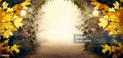 벽에 등불이 있고 나비가 있는 판타지 던전 동굴 동굴에서 이어지는 마법의 산책로 버려진 폐허 도로 황금빛 가을 단풍나무와 터널이 있는 장면 0명에 대한 스톡 사진 및 기타