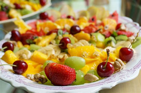 자른 과일 딸기 배 포도 오렌지 수박 바나나 키위 및 말린 과일로 트레이 전면에 집중하십시오 0명에 대한 스톡 사진 및 기타 이미지 Istock