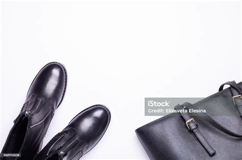 여성 액세서리입니다 흰색 바탕에 블랙 세련 된 부츠 블랙 고급 가죽 가방 최고의 볼 수 있습니다 플랫이 하다 0명에 대한 스톡