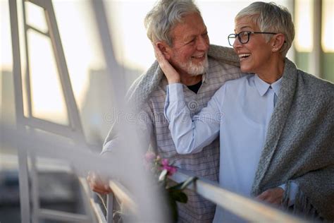 Een Ouder Stel In Liefde Zit Vol Emoties Terwijl Het Geniet Van Een