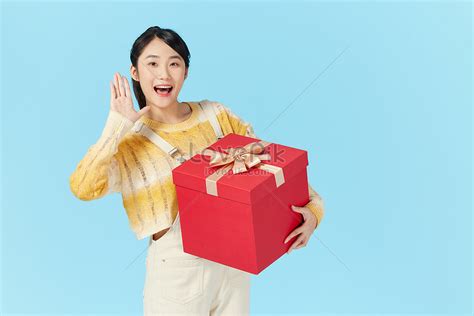 젊은 미녀가 선물 상자를 안고 있다 사진 무료 다운로드 Lovepik