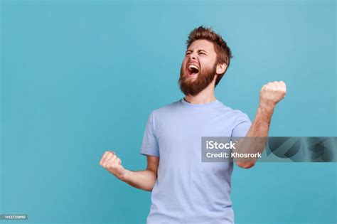 흥분된 표정을 짓고 주먹을 들고 비명을 지르고 승리의 성공을 축하하는 예라고 외치는 남자 축하에 대한 스톡 사진 및 기타 이미지 Istock