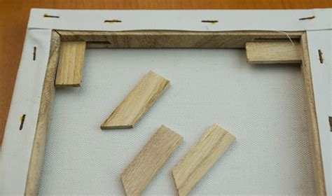 나무 스트럿이 있는 프레임 위에 캔버스를 클로즈업했습니다 공예 워크샵 캔버스 제작 및 스트레칭 선택적 초점 0명에 대한 스톡