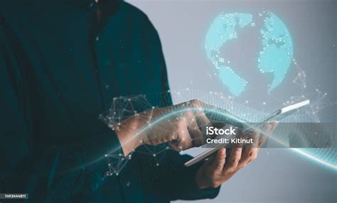 디지털 정보 기술 개념입니다 가상 지구 홀로그램을 들고 있는 사업가 소셜 네트워크 디지털 마케팅 네트워크 전송 컴퓨터 과학 및 금융 인공 지능 가상현실에 대한 스톡 사진 및