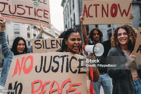 도시에서 인종차별에 반대하는 파업에 행진하는 사람들 사람들에 대한 스톡 사진 및 기타 이미지 사람들 인권 도시 Istock