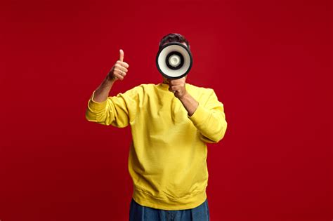 확성기를 통해 말하면서 엄지 손가락을 치켜 올리는 제스처를 취하는 사람은 빨간색 배경에 대해 긍정과 승인을 보여줍니다 35 39세에 대한 스톡 사진 및 기타 이미지 Istock