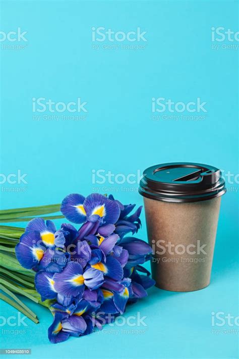 테이크 아웃 종이 커피 컵 이랑 파란색 배경에 고립 아이리스와 커피 컵의 컨셉 사진입니다 0명에 대한 스톡 사진 및 기타 이미지 Istock