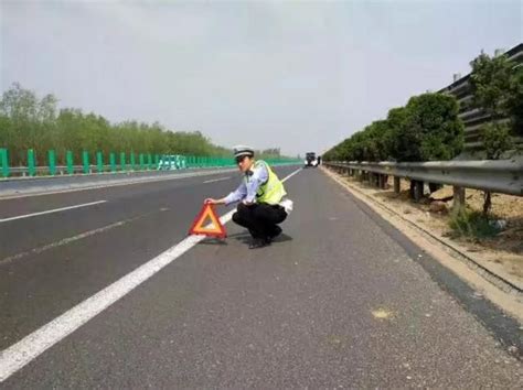 交通安全 全民論壇 絕對錯誤之示範。 車輛遇故障或事故時，在後方擺設三角形警示牌，惟擺設之後，人應離開牌誌處。