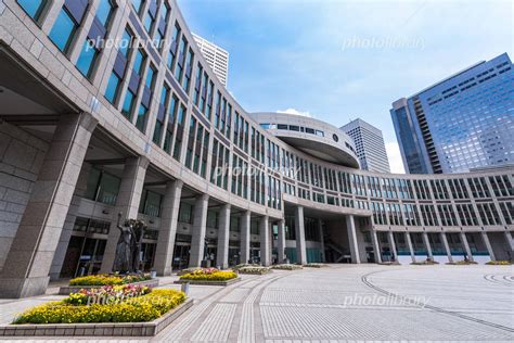 新宿 都議会議事堂と都民広場 写真素材 4395985 フォトライブラリー Photolibrary
