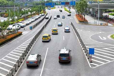 스마트 자동차 자치 자체 운전 모드 차량 지하철 도시도로 Iot 컨셉 그래픽 센서 레이더 신호 시스템 및 인터넷 센서에 연결