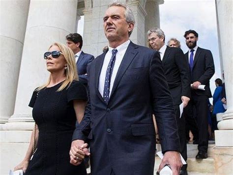 Робърт Кенеди младши се отказва от битката за Белия дом подкрепя Тръмп