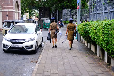 방패가 달린 카키색 제복을 입은 두 명의 여성 경찰관이 근무 종료 스리랑카 콜롬보 경찰서로 복귀 2022년 11월 4일 2명에 대한 스톡 사진 및 기타 이미지 Istock